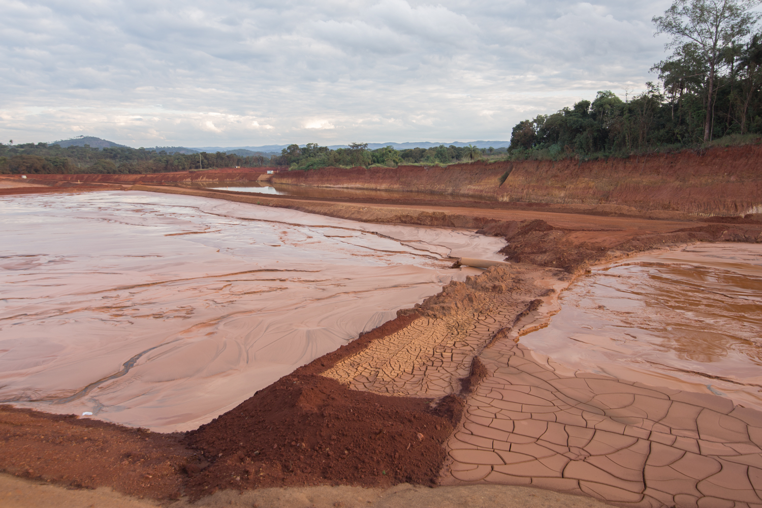 O dia (de lama) que já dura um ano - Fundo Brasil